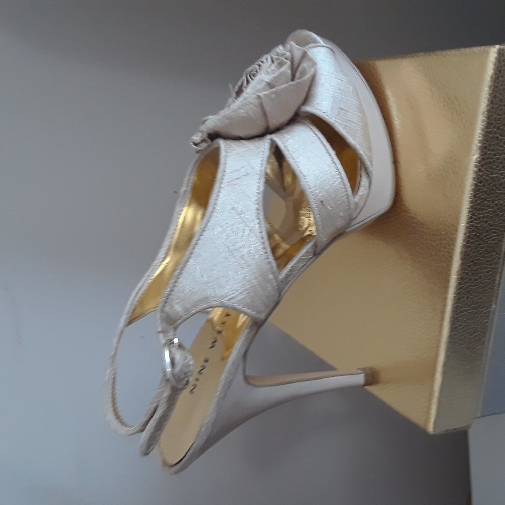 Light Gold Heel With Petal Flower - Gem